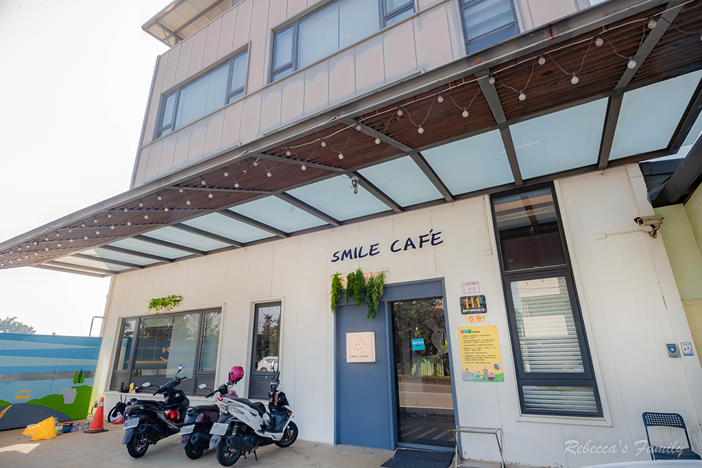 桃園中壢｜ Smile Café 微笑咖啡，空間舒適明亮的親子餐廳，有兩層樓高溜滑梯和超狂巴士球池，還可以撸貓！ @瑞貝卡一家